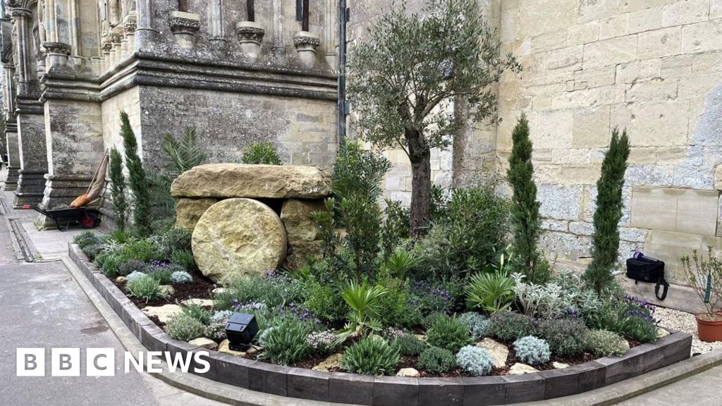 Salisbury Cathedral unveils 'beautiful' Easter garden - BBC News