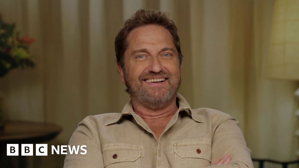 Gerard Butler brings Scottish Santa to life - BBC News