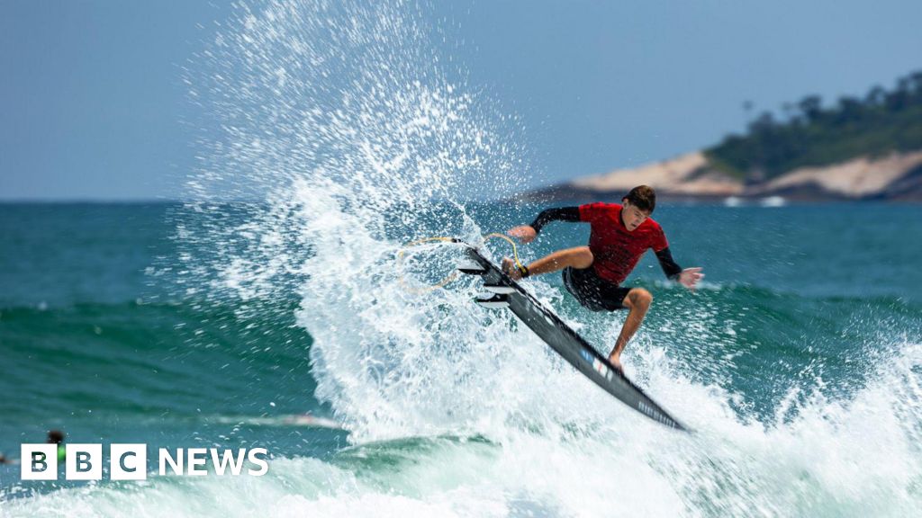 Cornwall surfer Skinner wins silver at world championships - BBC News
