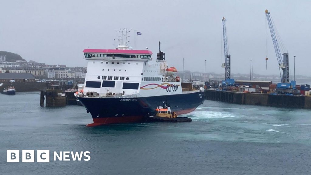 New ferry arrives in Guernsey for berthing trials - BBC News