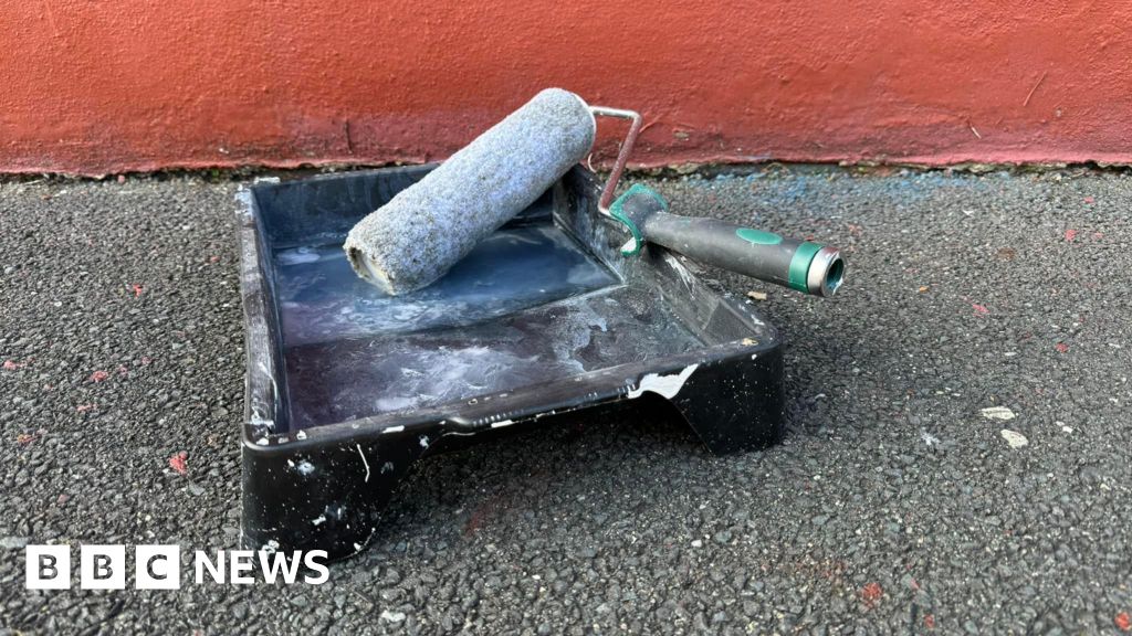 'Pee paint' deployed in Leeds to combat public urination - BBC News