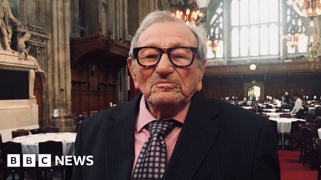 Man, 101, receives freedom of City of London - BBC News