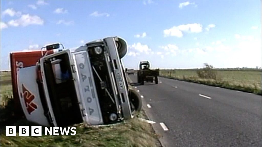 Great Storm of 1987: Archive footage shows extent of the damage - BBC News