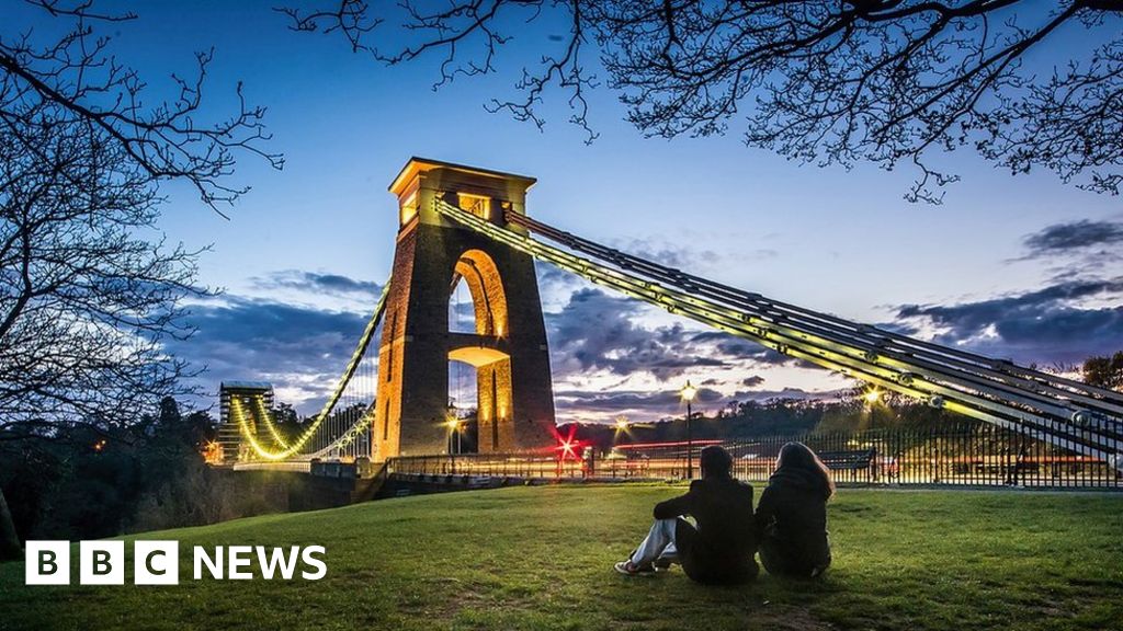 Photos showing 24 hours in Bristol go on display - BBC News