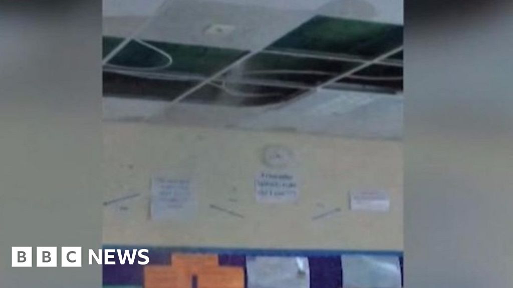 Burst pipe floods Dwr y Felin school classroom