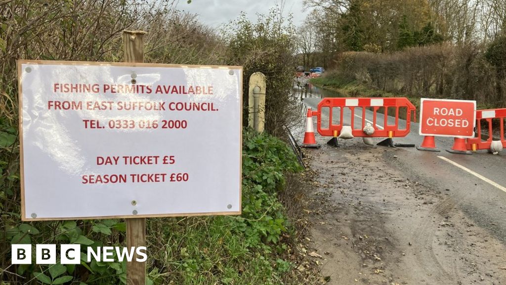 Flooding near Leiston leads to mocking road signs by campaigners - BBC News