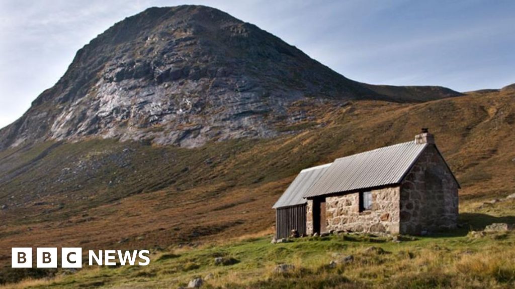 Explosion narrowly avoid at Cairngorms' Corrour Bothy - BBC News