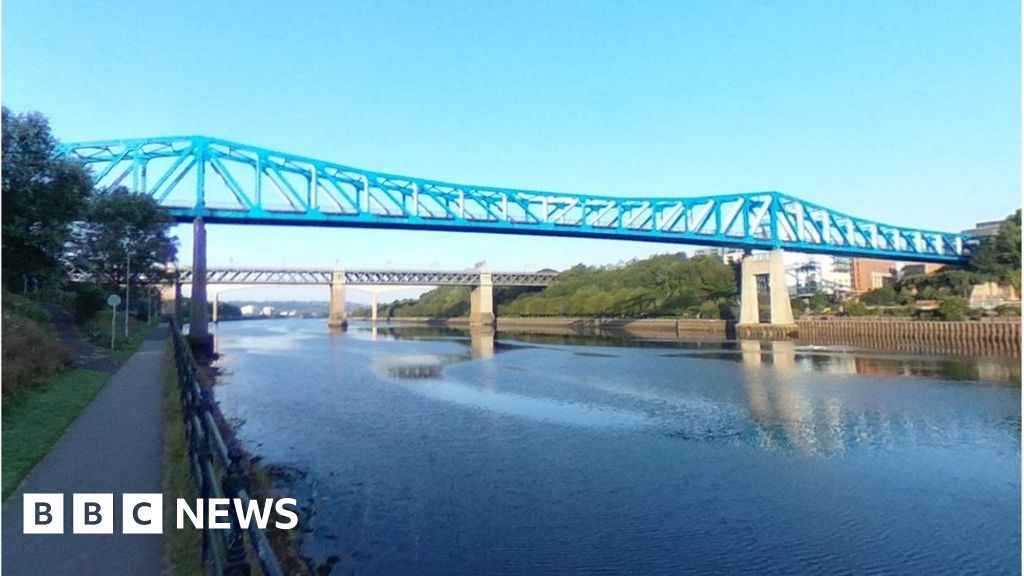 Abandoned baby found under Gateshead bridge - BBC News