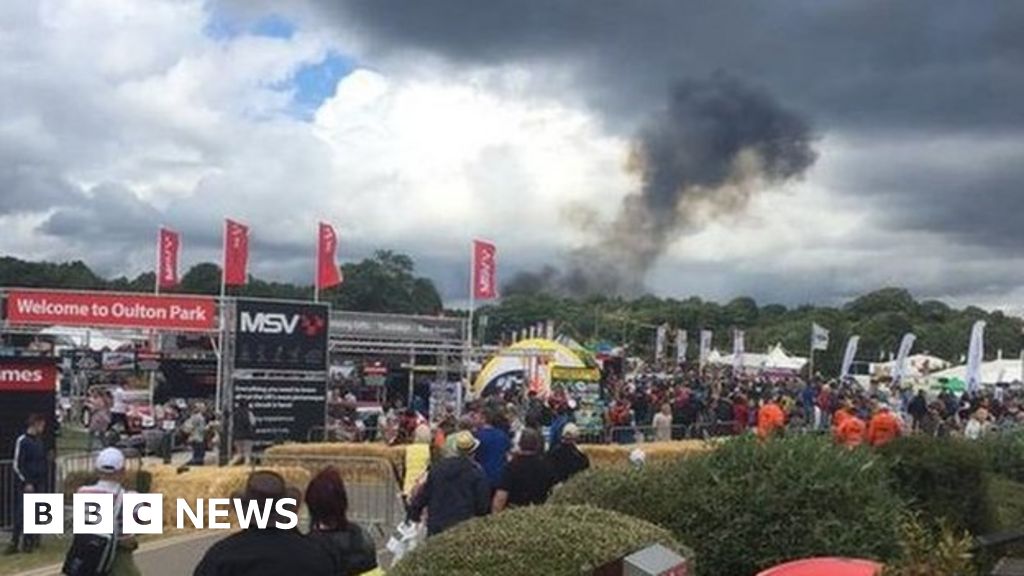 CarFest crash: Oulton Park event resumes after pilot's death - BBC News