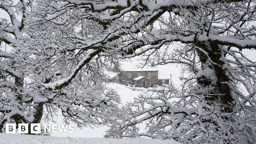 In Pictures: Snow scenes from around the north of England - BBC News