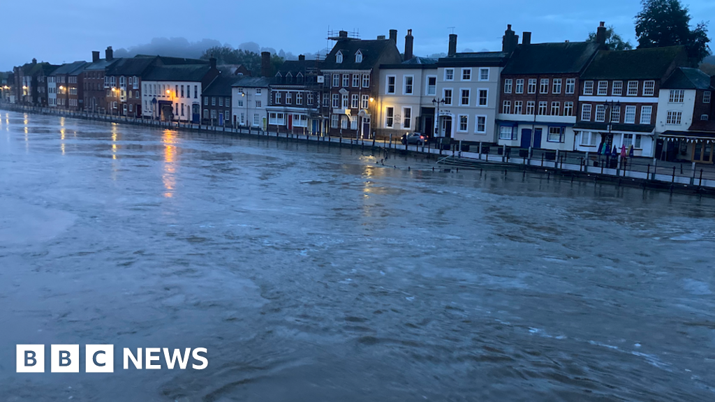 Bewdley properties 'likely' to flood amid protection works - BBC News