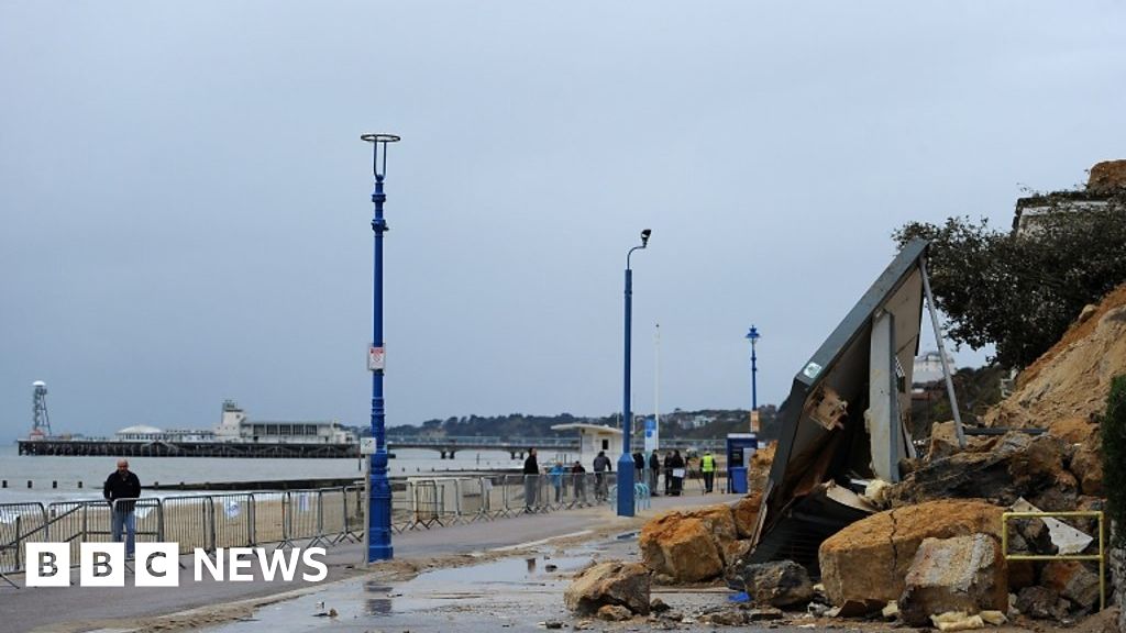 Bournemouth landslide: Cliff railway closed after rock collapses - BBC News