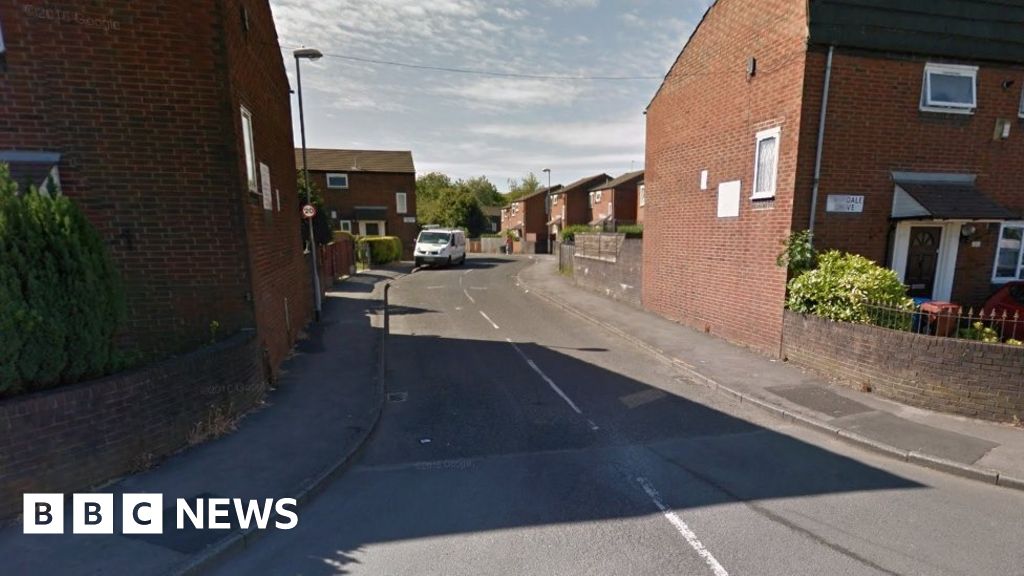 Newton Heath shooting: Gunman fires shot at taxi - BBC News