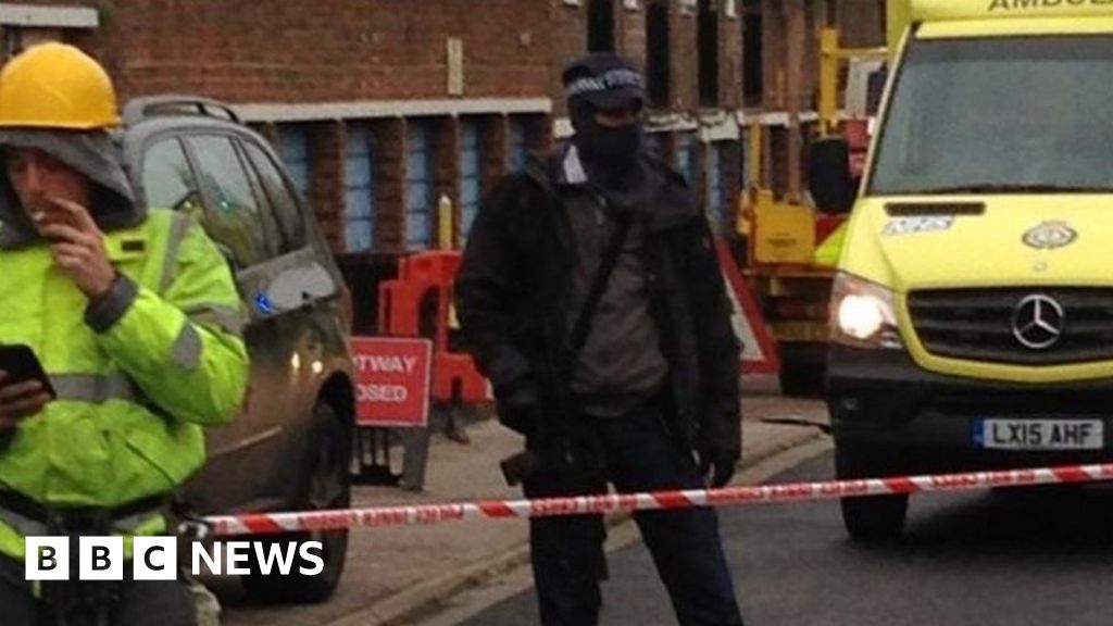 Wood Green police shooting: Man dies in 'plot' to free prisoner from ...