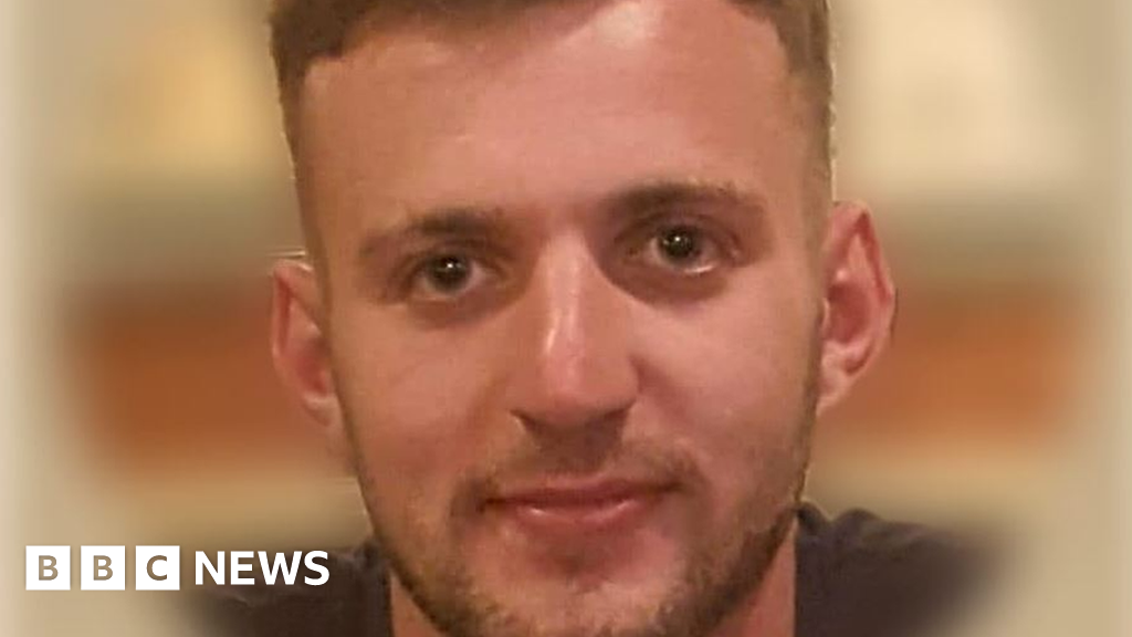 Family pay tribute to Wellington stabbing victim - BBC News