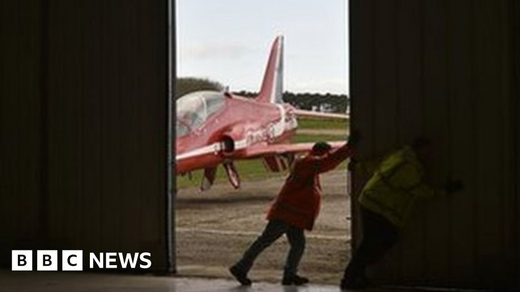 Museum of Flight in East Lothian secures Red Arrows Hawk - BBC News