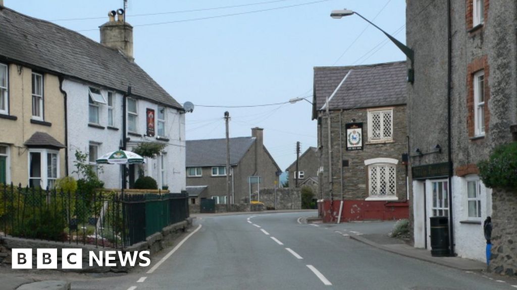 Cynwyd and Llandrillo community councils without clerks - BBC News