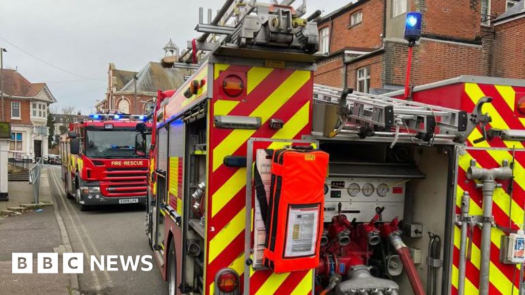 Harwich family of six left homeless after accidental flat fire - BBC News