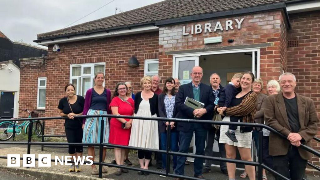 Peterborough councillors invited to attend under-threat library - BBC News