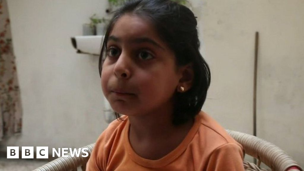Syria chemical attack: Family recounts 2013 horrors - BBC News