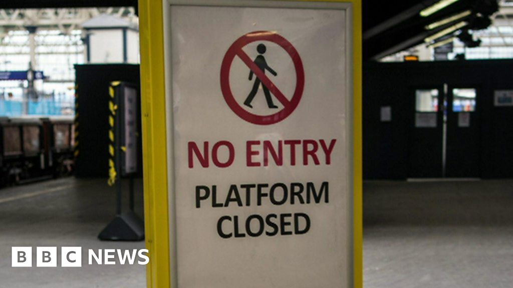 Six London rail terminals closed or disrupted over weekend - BBC News