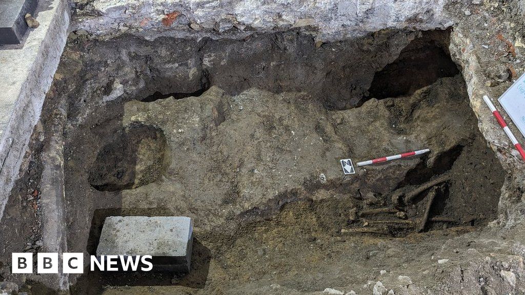 Medieval bones discovered under Hexham charity shop floor - BBC News