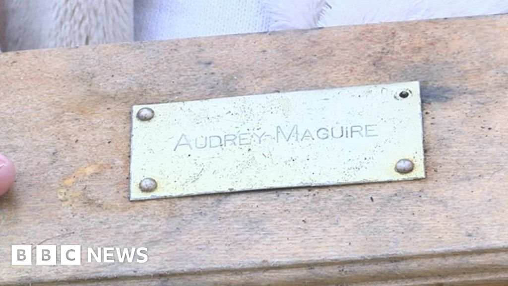 Casket of ashes washes up on Mudeford beach - BBC News