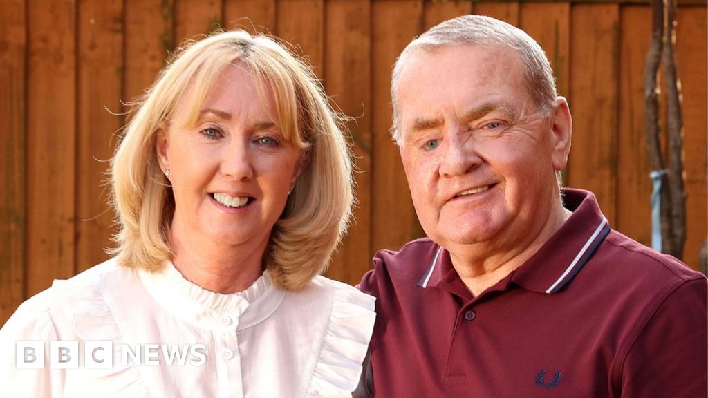 Falklands War: Shot paratrooper says scars are daily reminder - BBC News