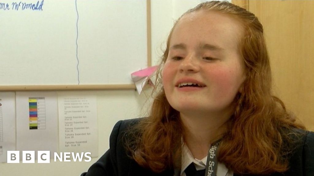 Isle of Man student uses podcast to 'remove blindness stigma' - BBC News