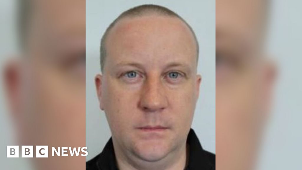 Former Humberside Police officer jailed for online child sex abuse - BBC News