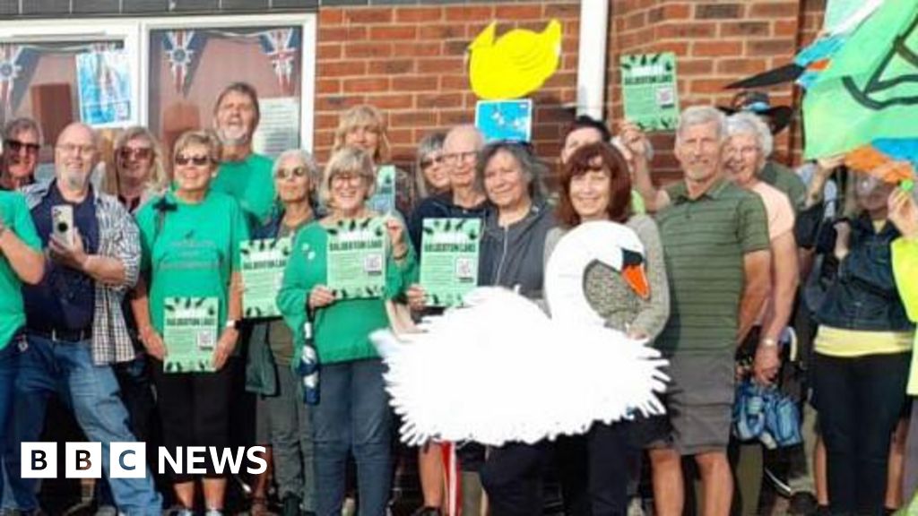 Balderton Lake: Petition handed in against boating plans - BBC News