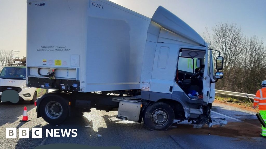 Jack-knifed lorry blocks M40 motorway near Banbury - BBC News
