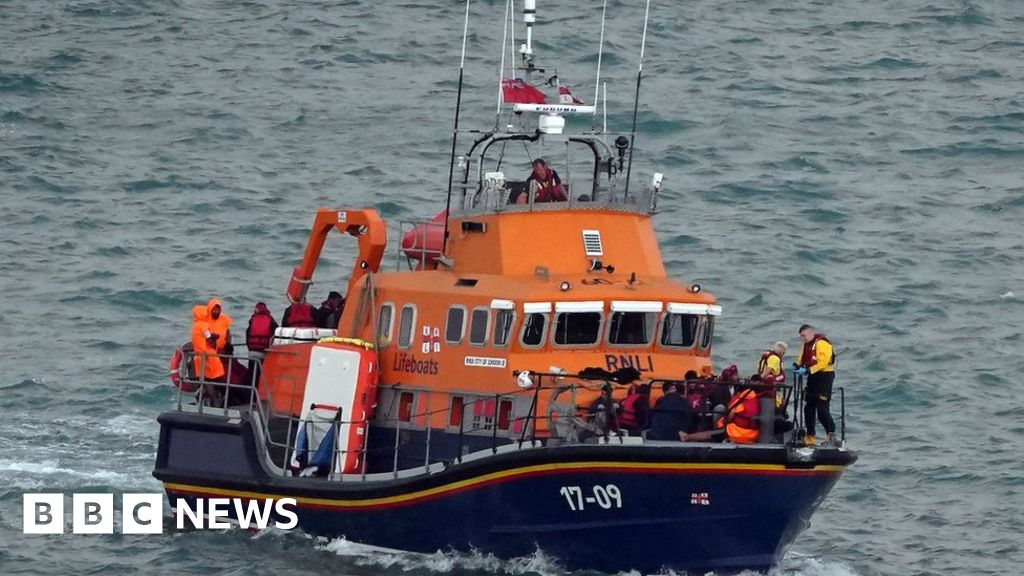 Channel Migrants: More than 500 migrants cross at the weekend