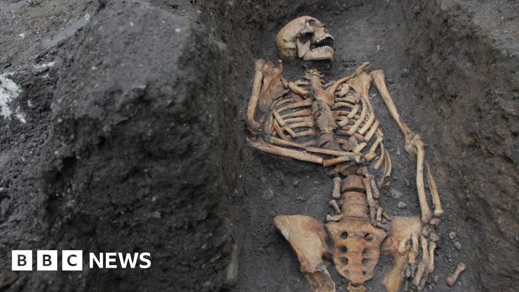 Medieval Cambridge skeletons reveal injuries to manual labourers - BBC News