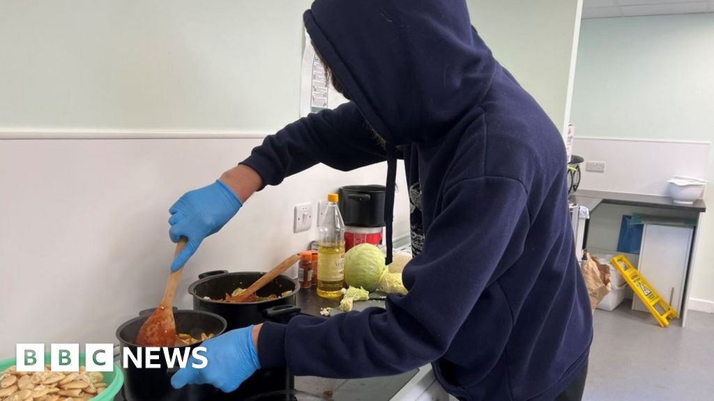Southampton homeless day centre visitors cook for themselves - BBC News