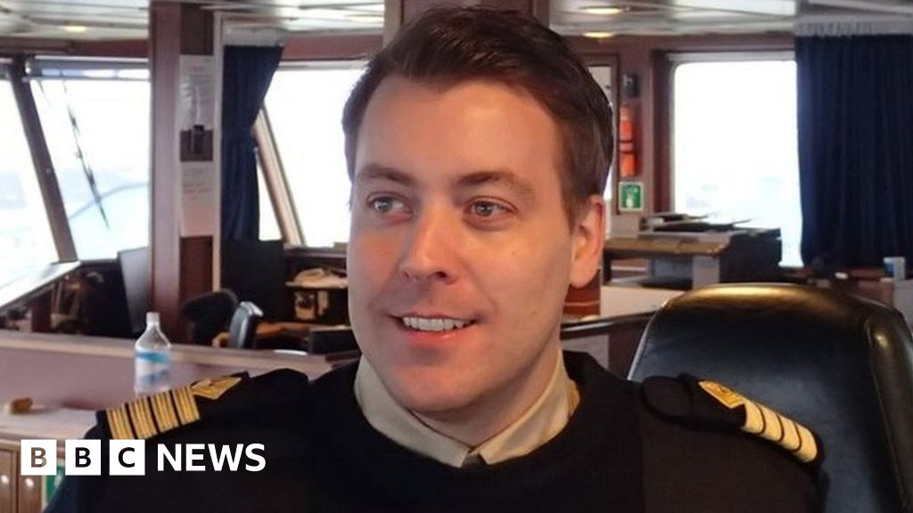 Award for Scottish ship's captain who rescued 907 migrants - BBC News