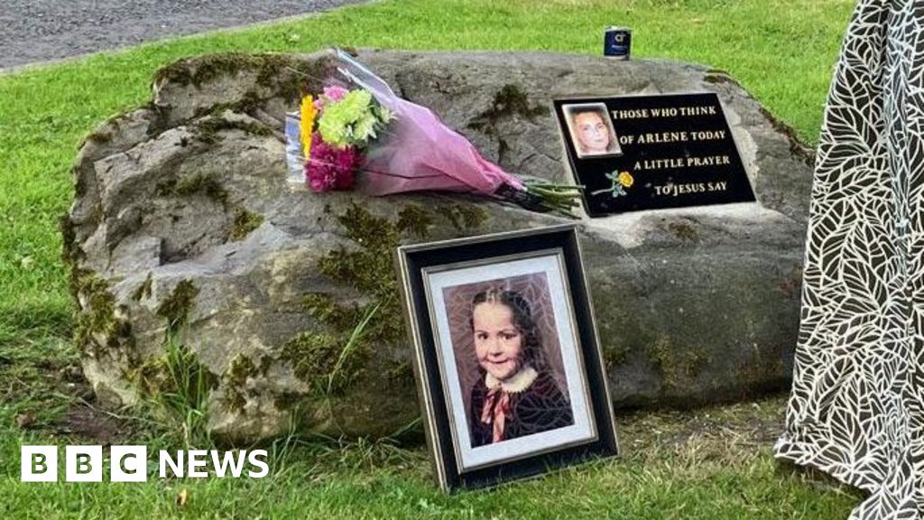 Arlene Arkinson: Vigil held in memory of murdered teenager - BBC News