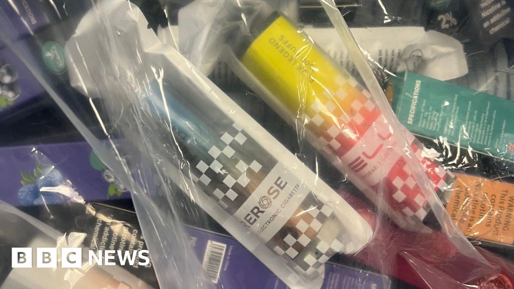Illegal vapes seized in Nottingham after children hospitalised - BBC News
