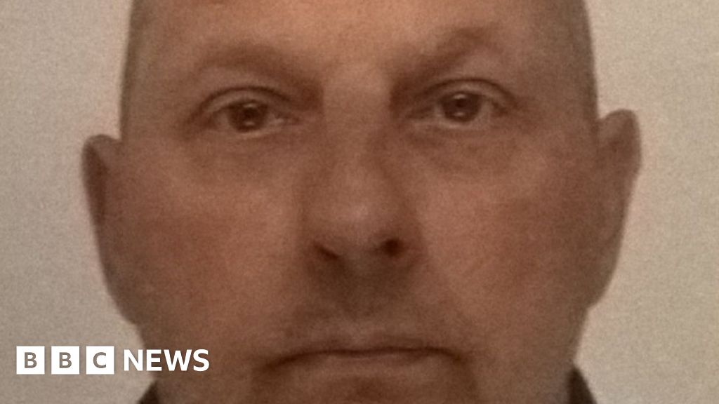 Man wanted over crossbow murder found dead - BBC News