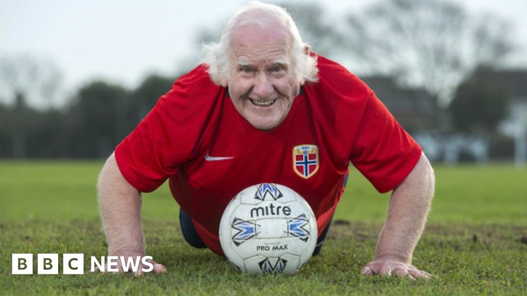 'UK's oldest footballer' seeks new team at 81 - BBC News