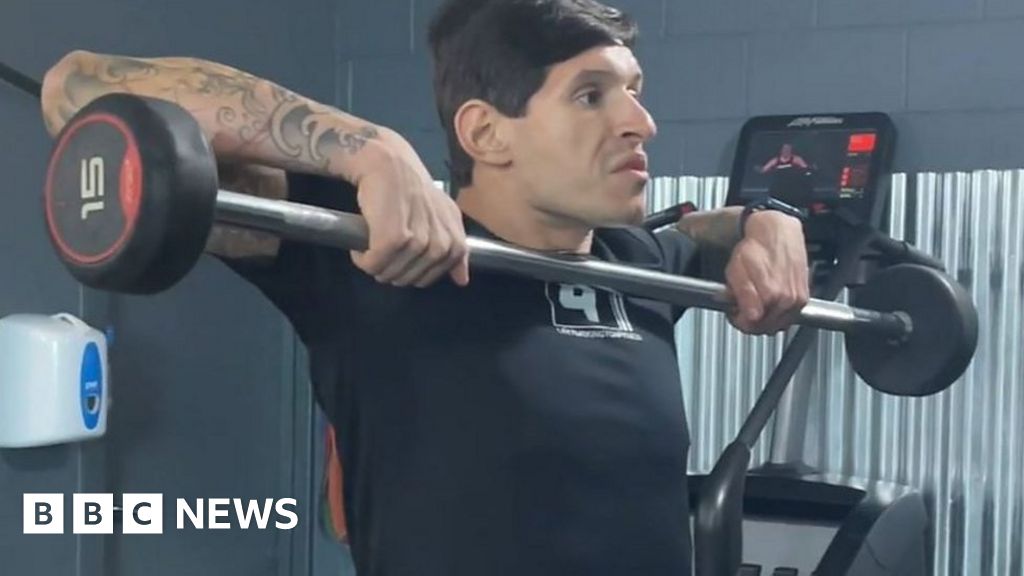 Crash man's journey from brain injury to bodybuilder - BBC News