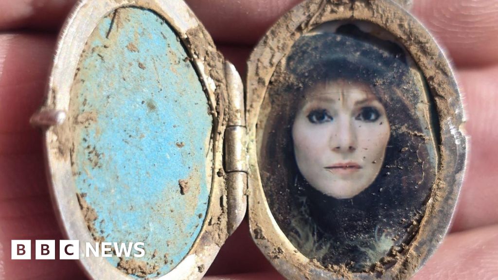 Bristol detectorist wants to reunite locket with owner - BBC News