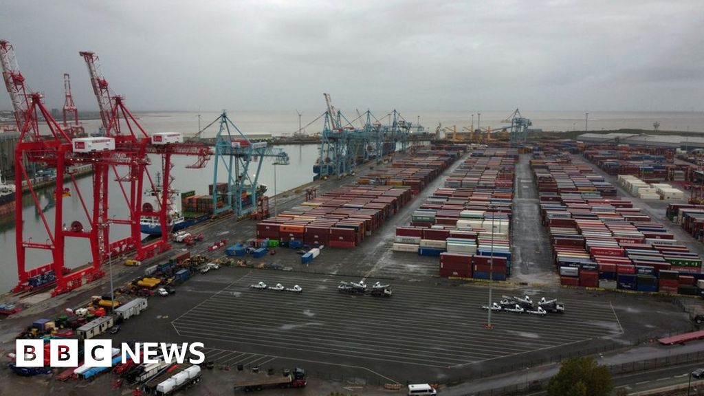 Port of Liverpool dock workers to strike over pay - BBC News
