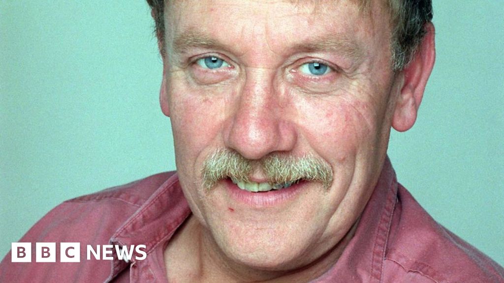 Coronation Street actor Peter Armitage dies age 78 - BBC News
