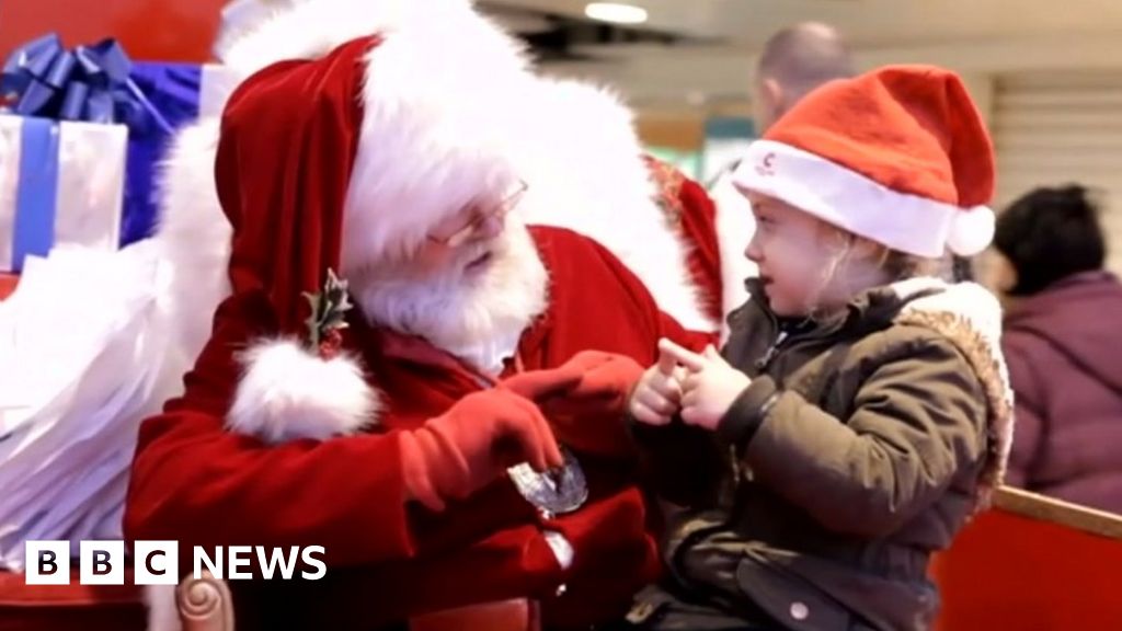 Special Santa offers signing surprise at Cleveland Centre - BBC News