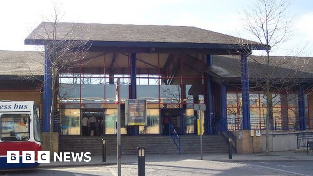 Oxford Station to get longer platforms for new Chiltern service - BBC News