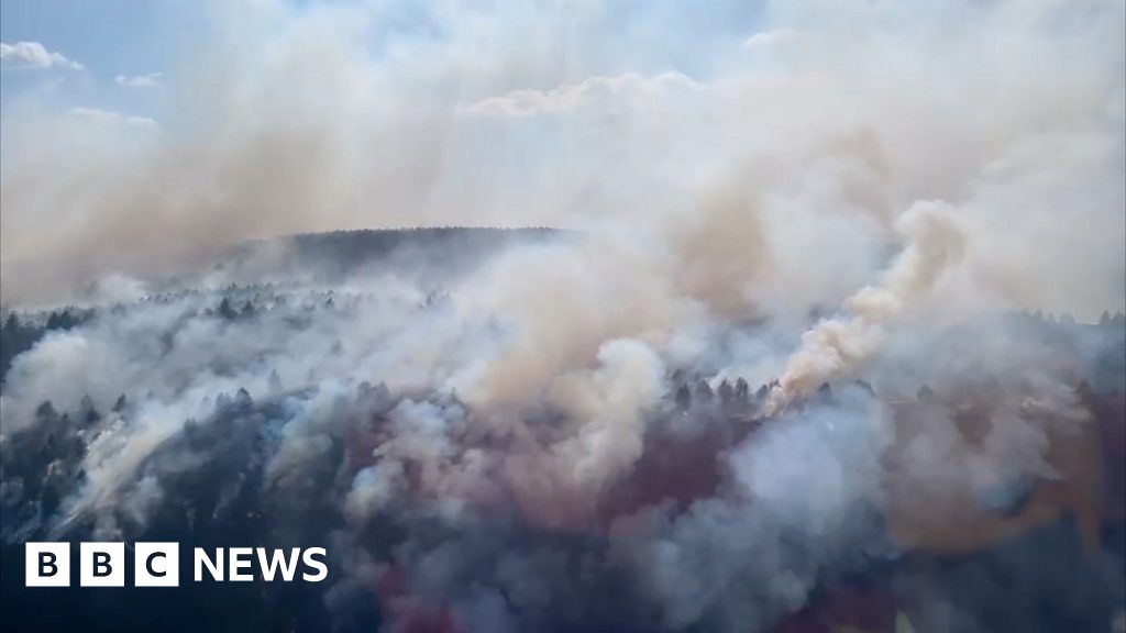 Rhigos Mountain: Firefighters tackle large wildfire in Wales - BBC News