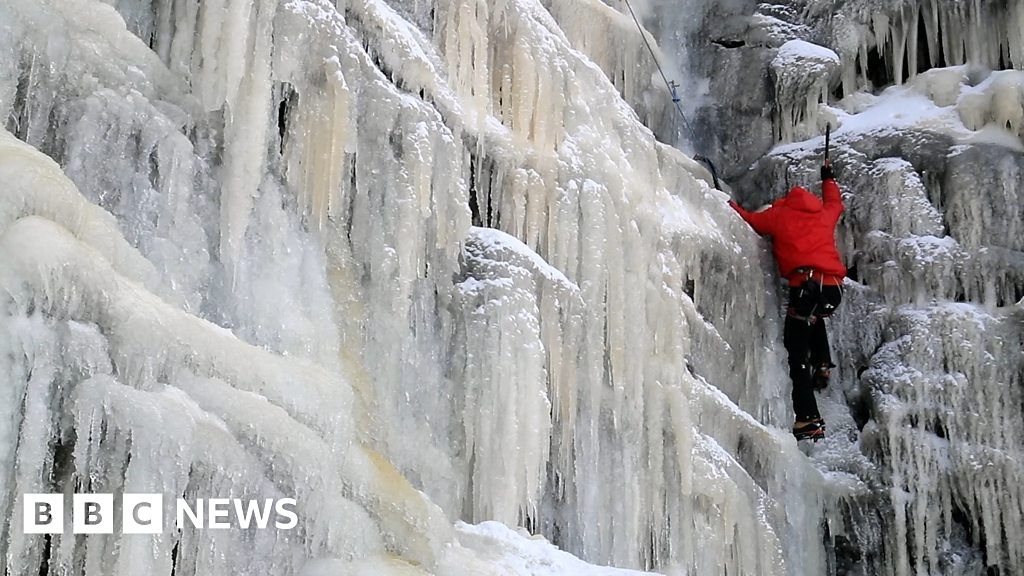 Kinder Downfall: Climbers scale frozen Peak District waterfall - BBC News