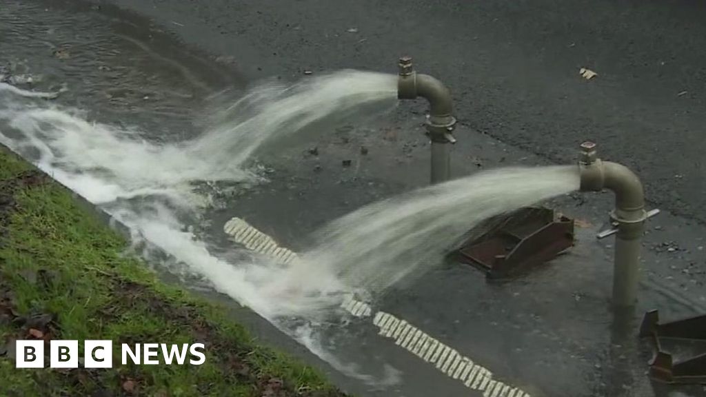 Bottles supplied after Greater Manchester water treatment fault - BBC News