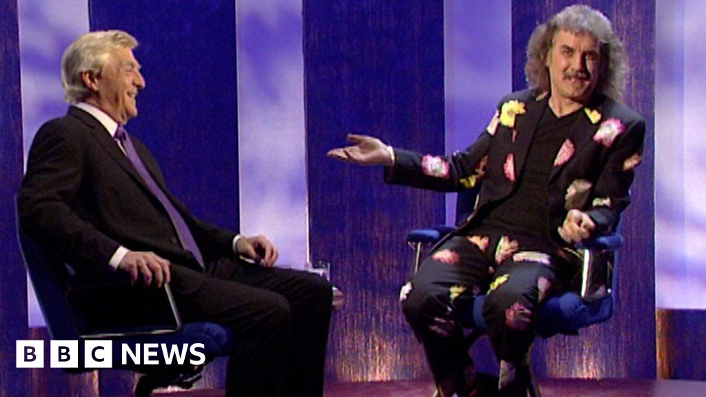 Watch Billy Connolly on Michael Parkinson's chat show - BBC News